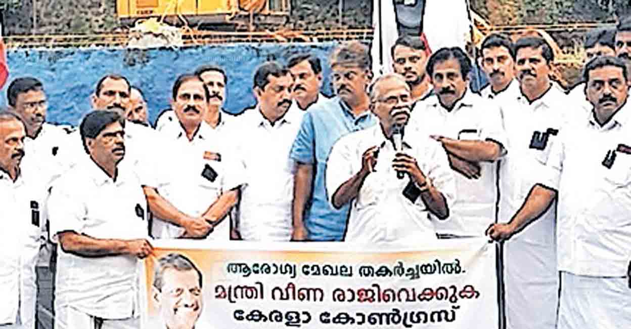 ‘ചികിത്സയ്ക്കായി മുഖ്യമന്ത്രിയുടെ യുഎസ് യാത്ര ആരോഗ്യമേഖല തകർന്നതിന് ...