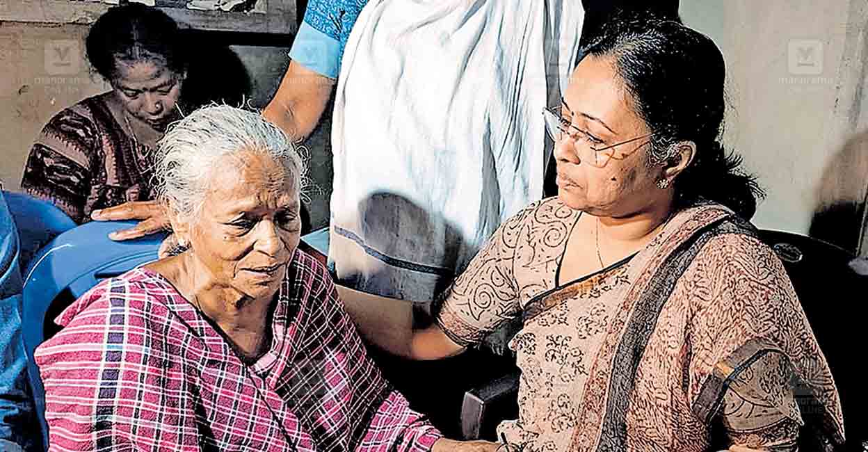 ബിന്ദുവിന്റെ വീട്ടിലെത്തി മന്ത്രി വീണാ ജോർജ്; പാർട്ടി സുരക്ഷയിൽ എത്തി ...