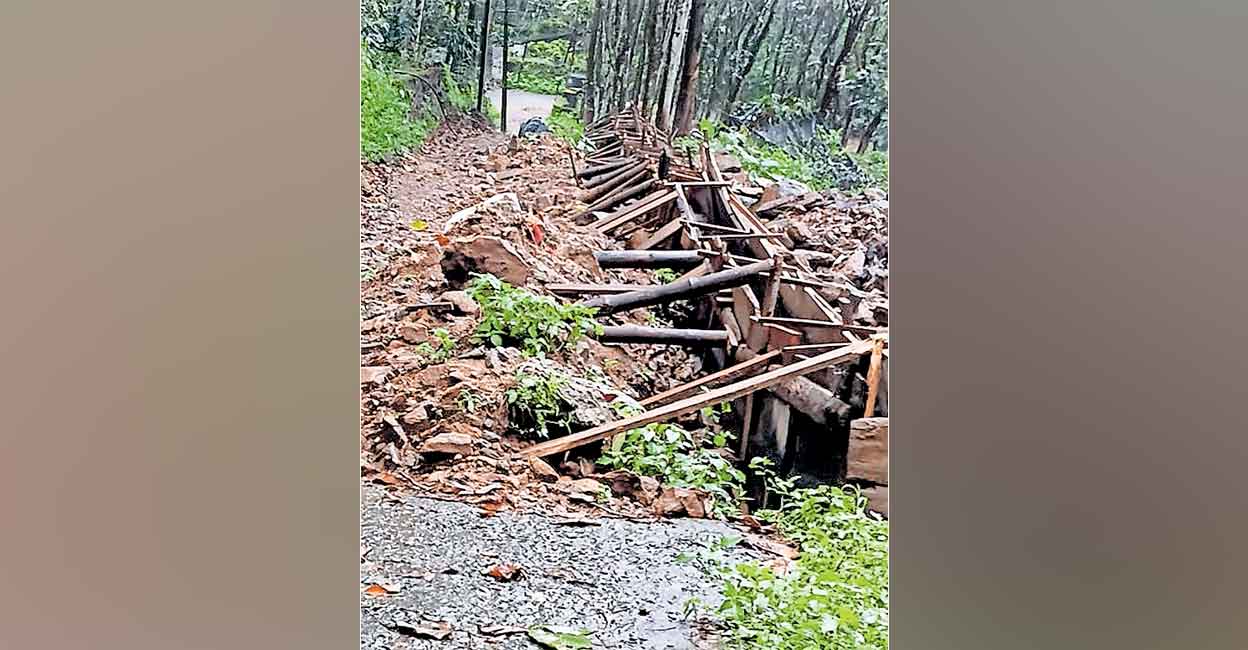 നവീകരണത്തിനായി റോഡ് പൊളിച്ചു; നന്നാക്കാതെ 3 മാസം, പ്രതിഷേധവുമായി ...