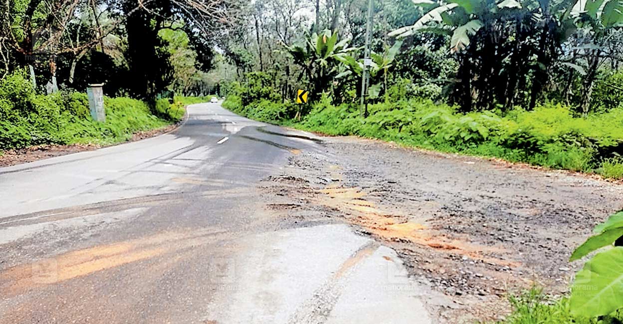 മഴവെള്ളപ്പാച്ചിലിൽ മെറ്റലും മണലും റോഡിലേക്ക് ഒഴുകി അപകടഭീഷണി | Erumeli ...