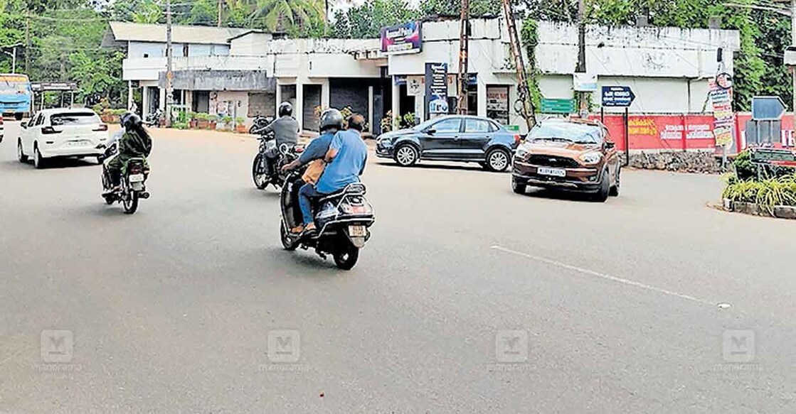 ഇനി അപകടപ്പേടി ഒഴിയും, വലിയകുളം ജംക്‌ഷനിൽനിന്ന് | Vazhoor Road ...