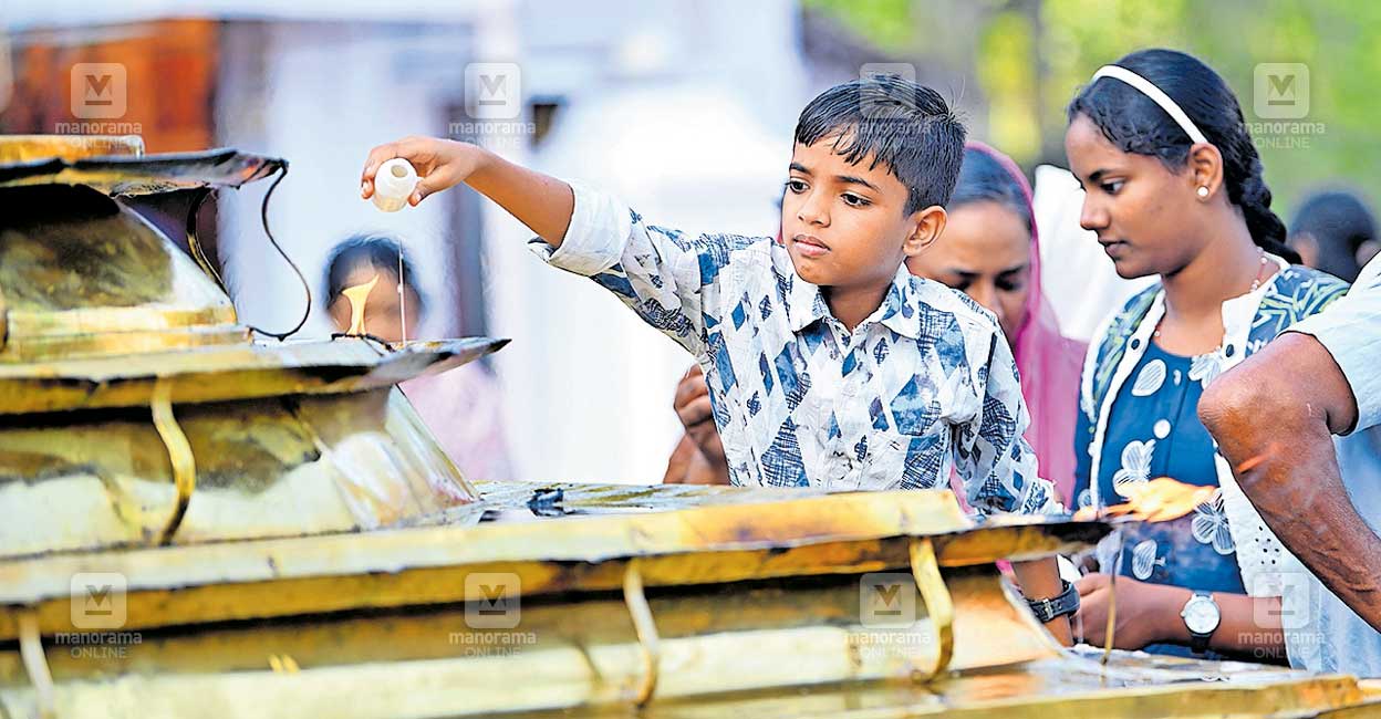 നേർച്ച കാഴ്ചകളുമായി മണർകാട് പള്ളിയിലേക്ക് തീർഥാടകർ | Manarcad Church ...