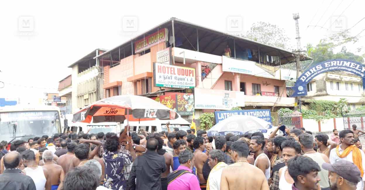 എരുമേലിയിൽ ശബരിമല തീർഥാടകരുടെ വാഹനങ്ങൾ തടഞ്ഞു; റോഡിൽ കുത്തിയിരുന്ന് ...