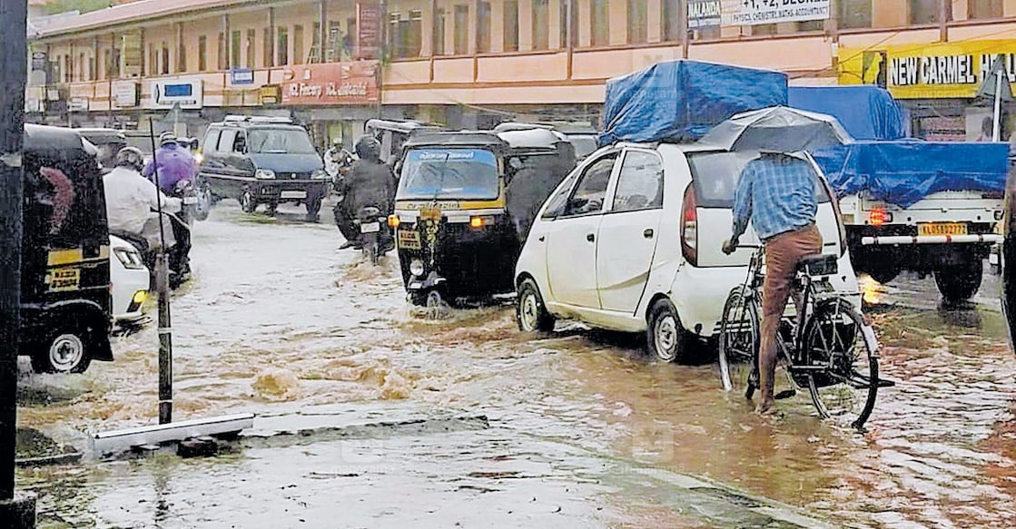 വേനൽ മഴ; വെള്ളക്കെട്ട്, ഗതാഗതതടസ്സം | Changanassery rain | Kerala ...