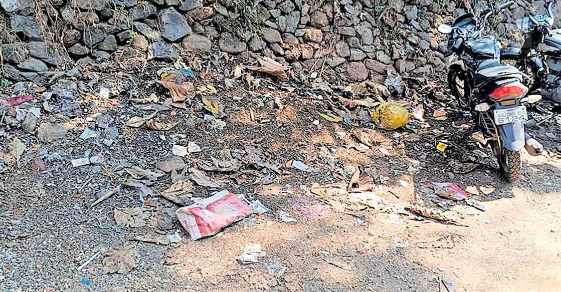 വൃത്തിയാക്കിയ പൊതുവഴിയിൽ വീണ്ടും മാലിന്യം; രാത്രിയിൽ മദ്യപസംഘങ്ങളുടെ ...