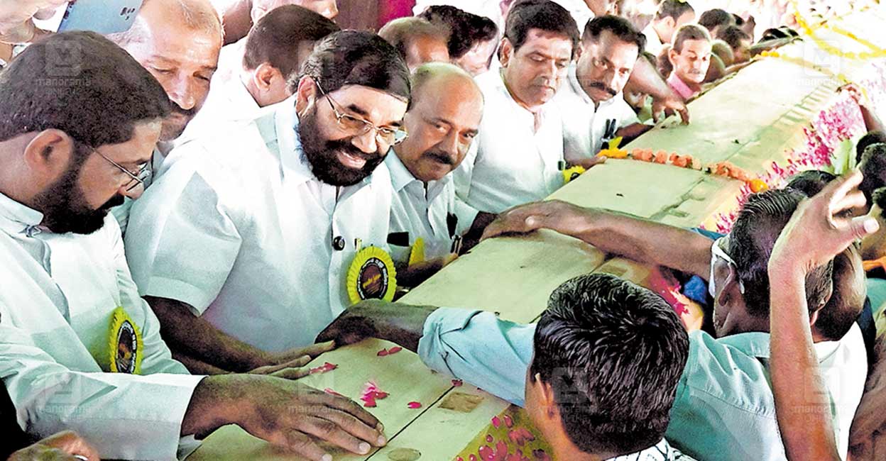 നാടിന് ആഘോഷമായി ആർപ്പൂക്കര ചുണ്ടന്റെ മലർത്തൽ | Arpookara Chundan boat ...