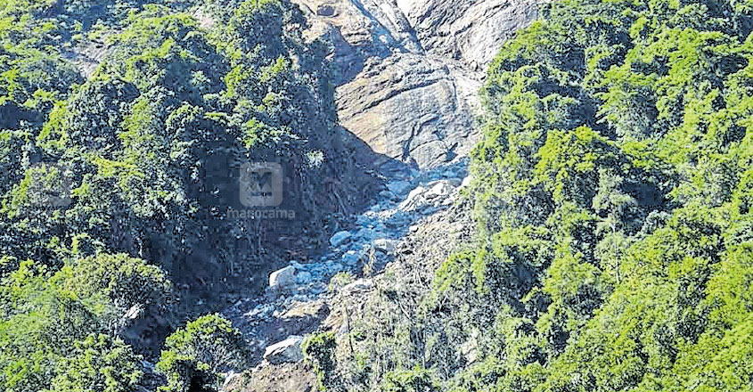 കരിയാത്തുംപാറ മീൻമുട്ടിയിൽ മലയിടിച്ചിൽ : 4 കുടുംബങ്ങളെ മാറ്റിപ്പാർപ്പിച്ചു