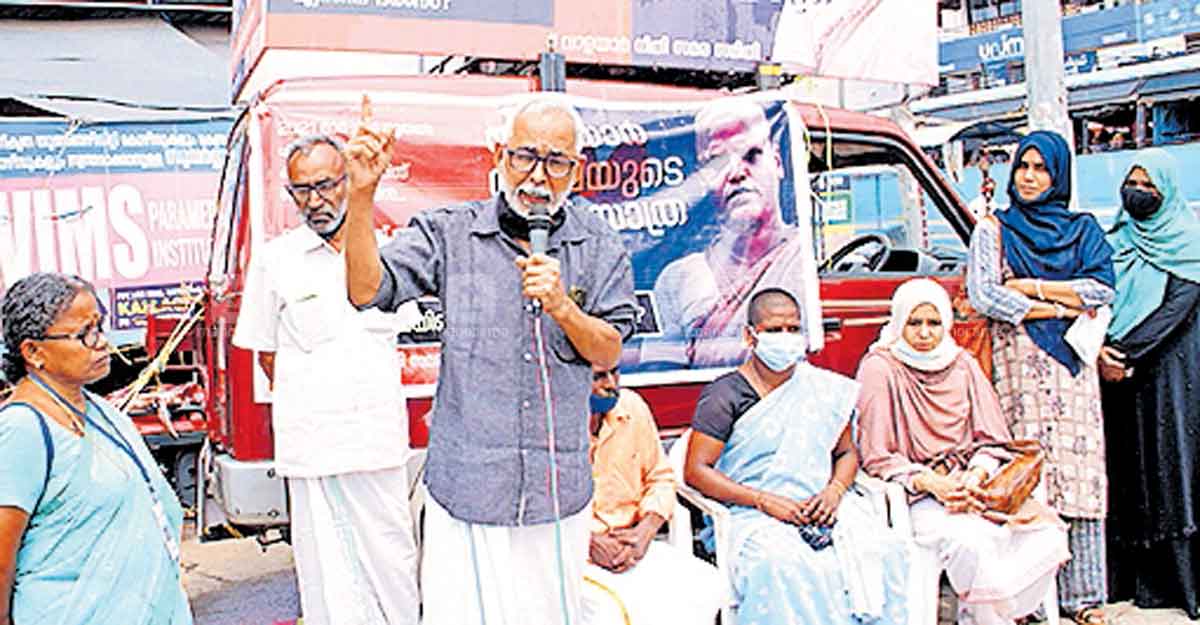 പൊലീസിന്റെ തൊപ്പി തെറിപ്പിക്കും വരെ മുടി വളർത്തില്ലെന്നു വാളയാറിലെ അമ്മ