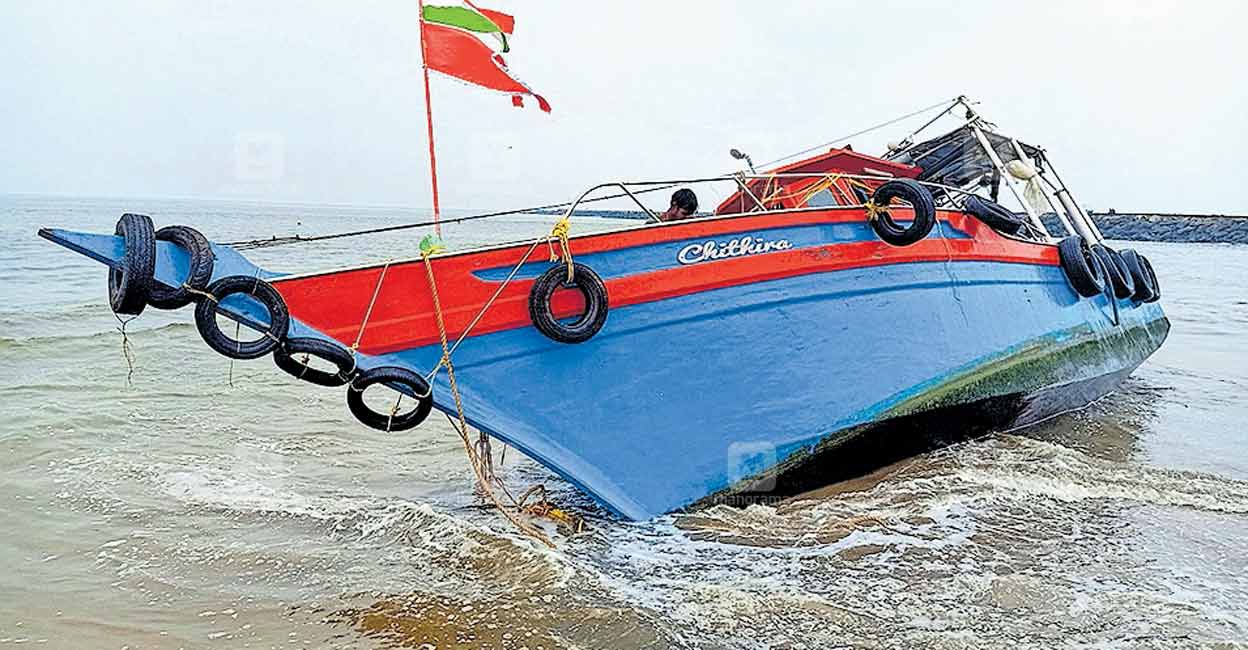 എൻജിൻ നിലച്ച മത്സ്യബന്ധന ബോട്ട് തീരത്ത് അടിഞ്ഞു; കരകയറ്റാൻ ഖലാസിമാരുടെ ...