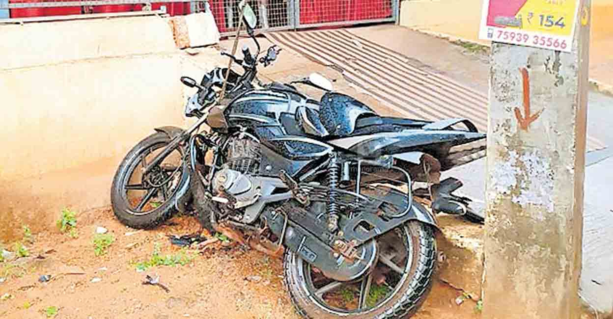 അദ്ഭുതം ഈ രക്ഷപ്പെടൽ! സർവീസ് വയർ കഴുത്തിൽ കുരുങ്ങി തെറിച്ചു വീണ ബൈക്ക് ...