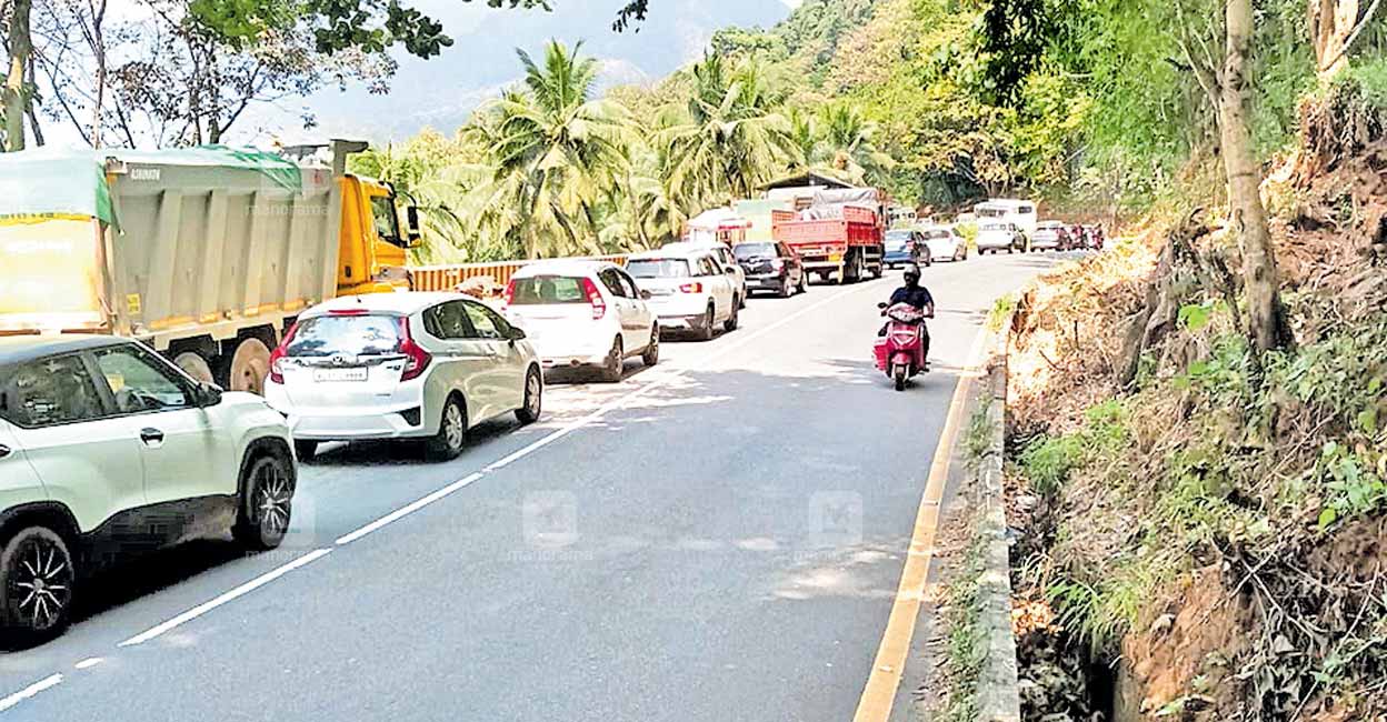 ചുരത്തിൽ ഒരടി മുന്നോട്ടില്ല