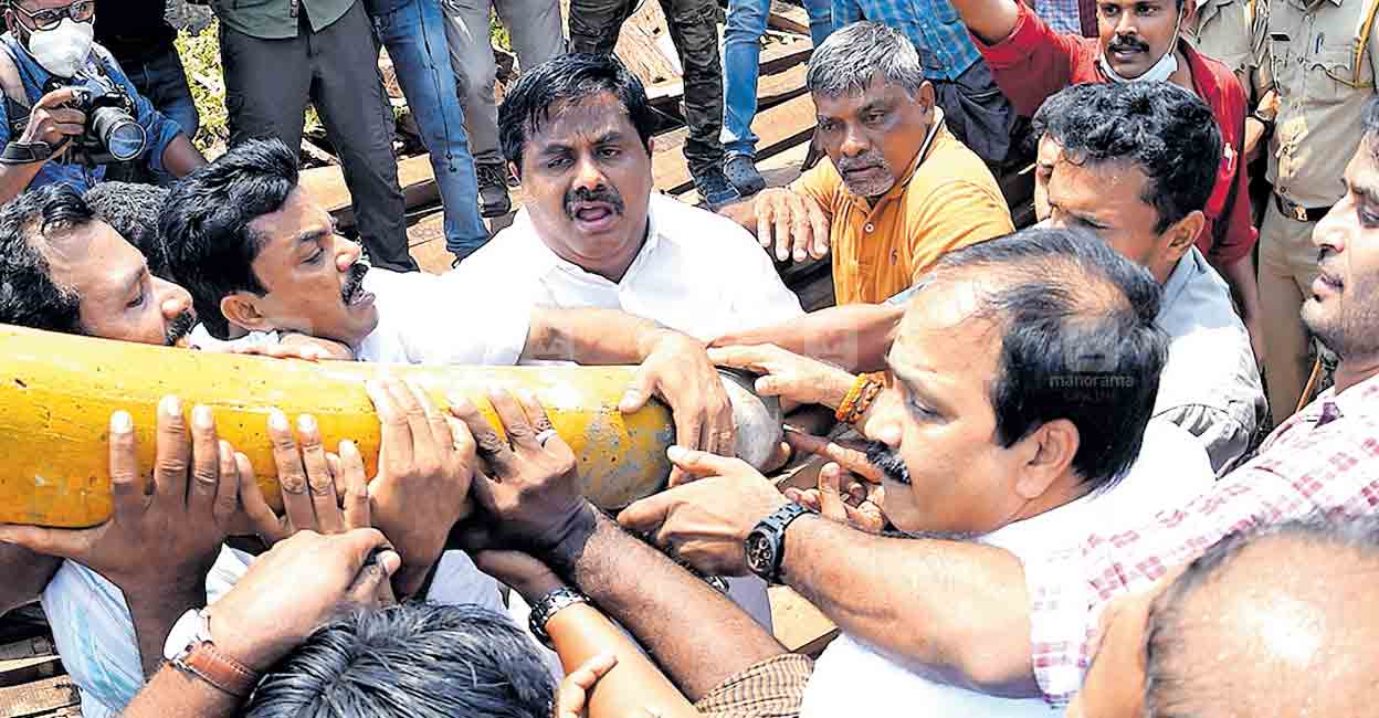 പൊലീസ് സുരക്ഷയിൽ വീണ്ടും എത്തി കല്ലിട്ടു; സ്ത്രീകളടക്കം വരുന്ന ...