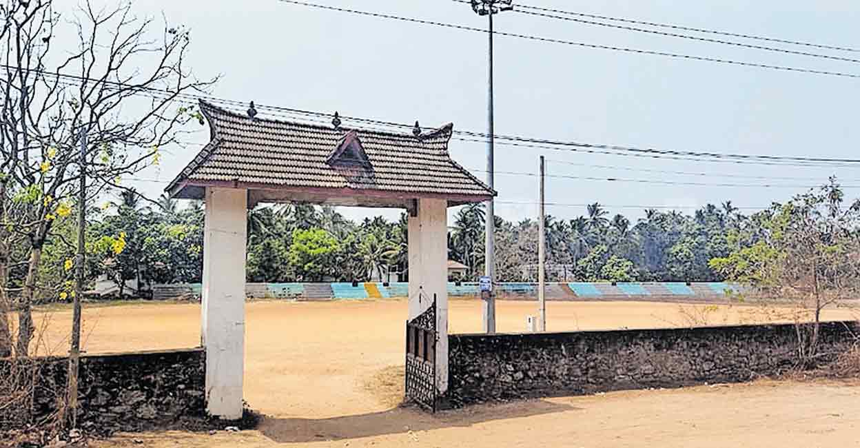 ചോമ്പാല മിനി സ്റ്റേഡിയം: സ്ഥലത്തിന്റെ ഉടമയാര്?