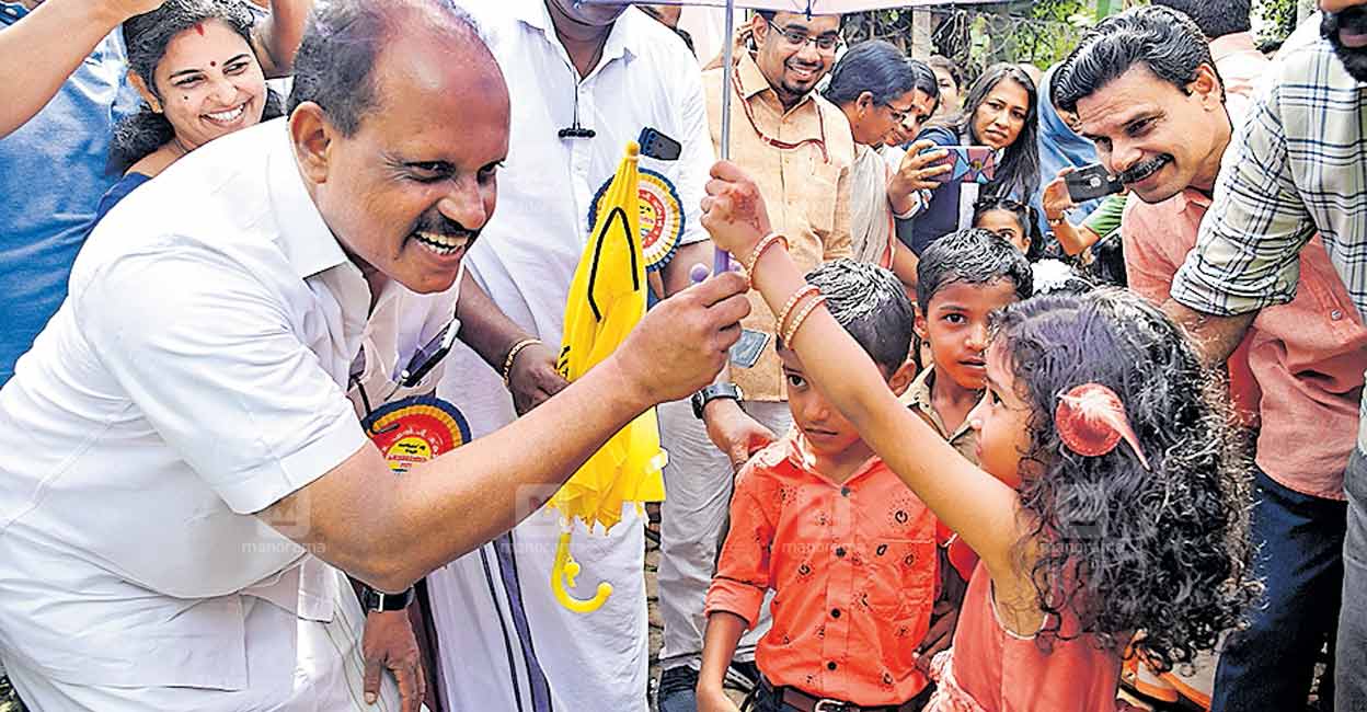 ഉത്സവമായി പ്രവേശനം; ജില്ലയിൽ ആദ്യദിനം സ്കൂളിലെത്തിയത് 18,752 കുട്ടിക ...