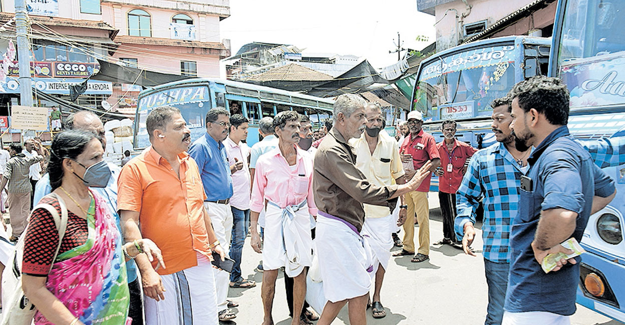 കുട്ടികൾ കയറുന്നതിനിടെ ബസ് മുന്നോട്ടെടുത്തു; സംഘർഷം | Kerala School ...