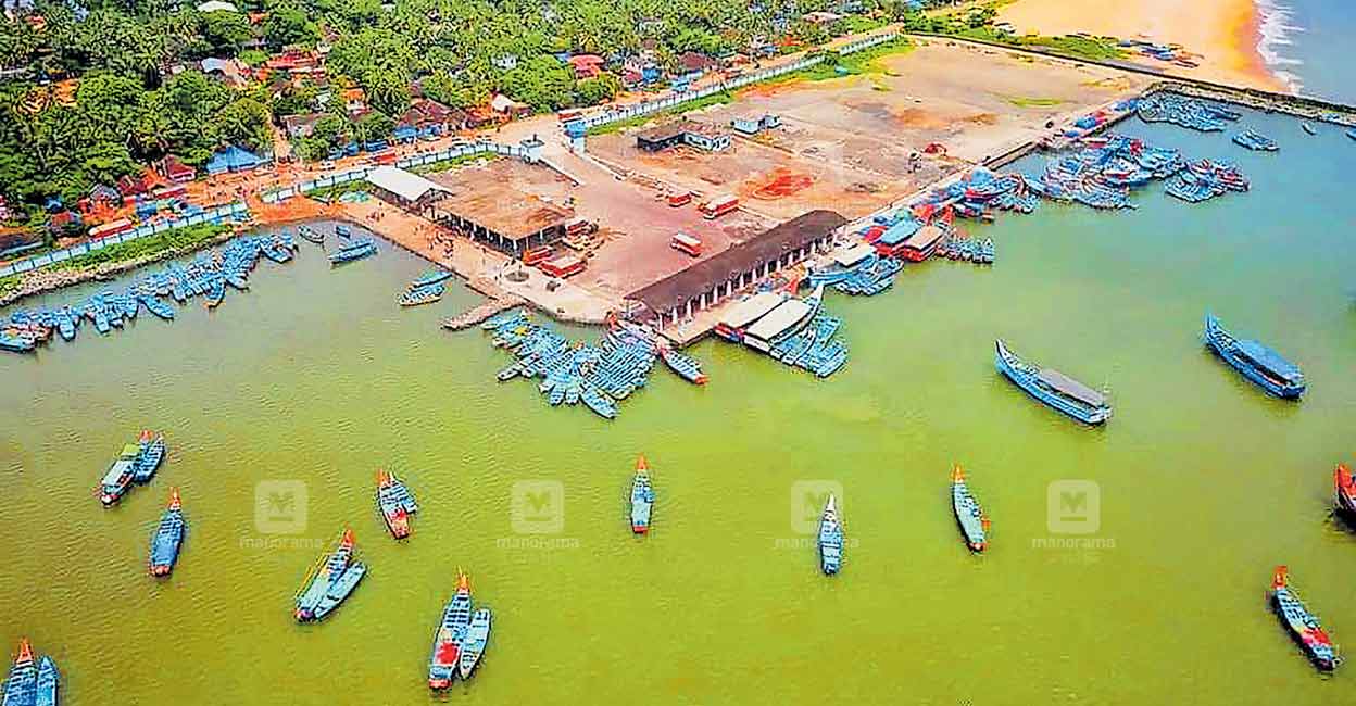 കൊയിലാണ്ടി ഹാർബറിൽ നിന്ന് വള്ളങ്ങൾ പുറത്തായി
