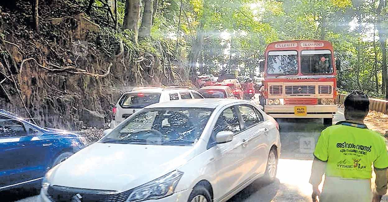 പുതുവത്സര തലേന്നും ശ്വാസം മുട്ടി ചുരം റോഡ്