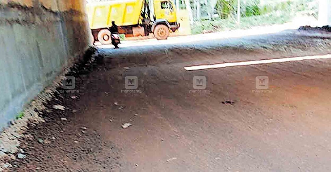 നെല്ല്യാടി അടിപ്പാതയിൽ കാൽനടക്കാർക്ക് വഴിയില്ല