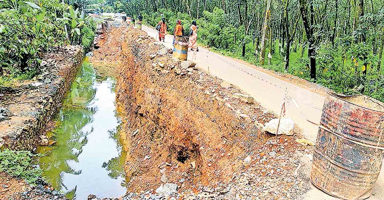 കുപ്പായക്കോട് നിവാസികൾക്ക് തീരാദുരിതം; ഉദ്ഘാടനം കഴിഞ്ഞ് ഒരുമാസം തികയും ...