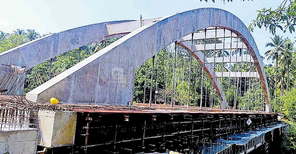 ചെമ്പുകടവിൽ ഉയരുന്നു; പുതിയ പാലം