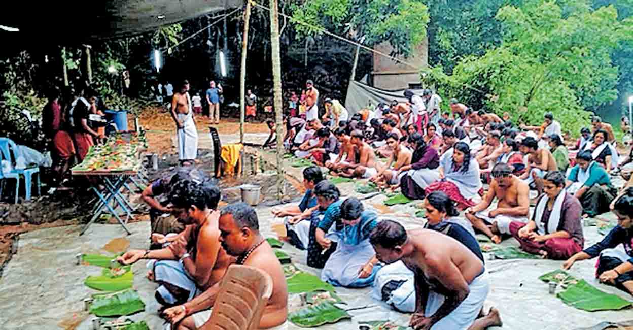 പിതൃസ്മരണയിൽ ബലിതർപ്പണം - ചിത്രങ്ങൾ