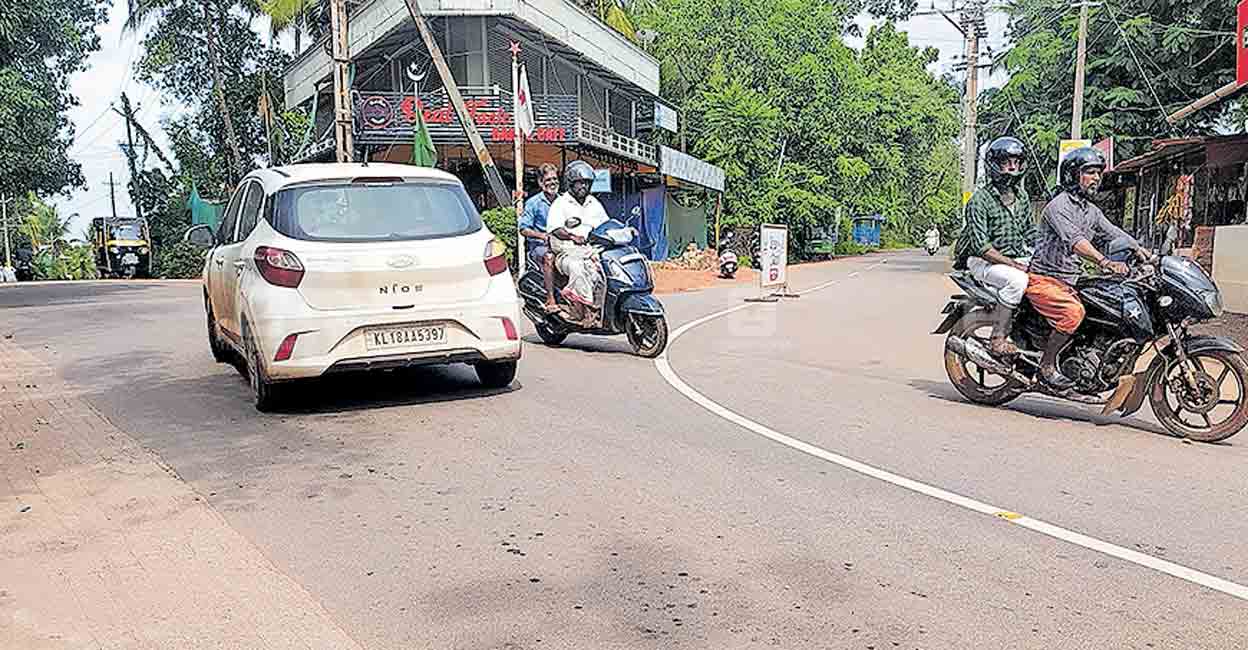 അപകടമൊഴിയാതെ മാക്കൂൽ പീടിക ജംക്‌ഷൻ