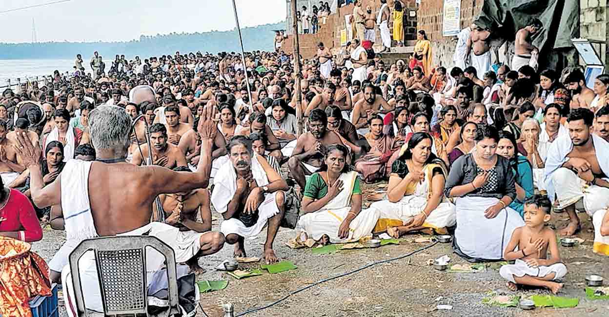 പിതൃസ്മരണയിൽ തിലോദകം അർപ്പിച്ച് ആയിരങ്ങൾ
