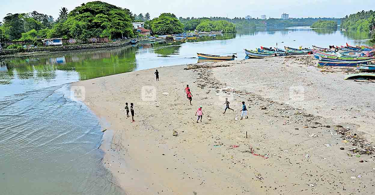 കല്ലായിപ്പുഴ ചതുപ്പായി മാറുന്നു