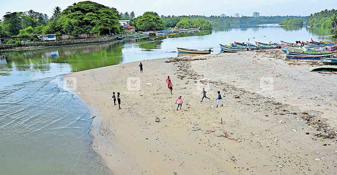 കല്ലായിപ്പുഴ ചതുപ്പായി മാറുന്നു