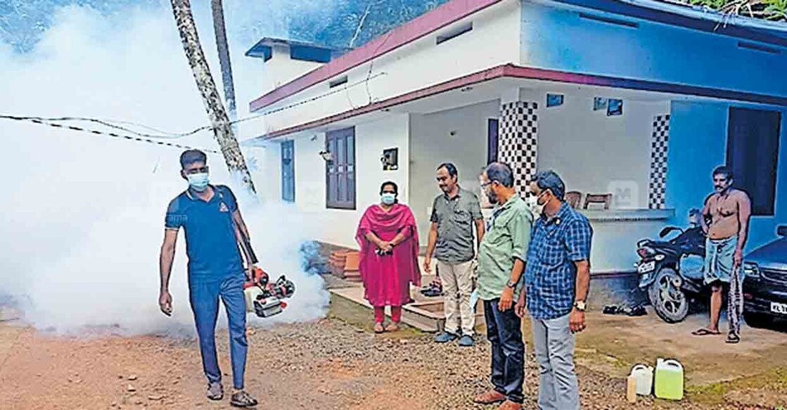 ഡെങ്കിപ്പനി പ്രതിരോധം: കൂരാച്ചുണ്ടിൽ ഫോഗിങ് നടത്തി