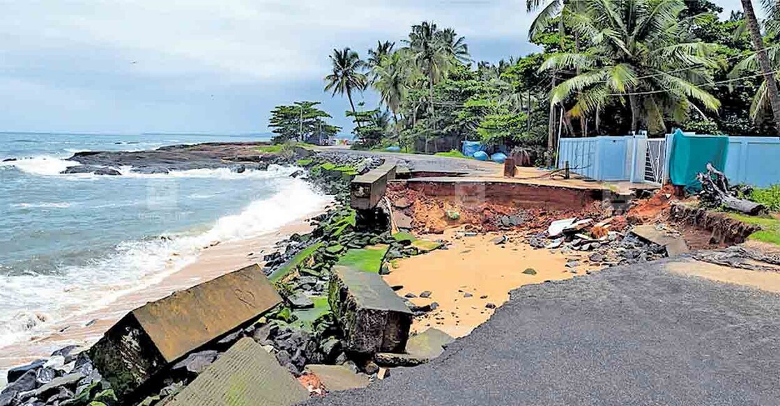 തകർന്ന് കാപ്പാട് തീരദേശ റോഡ് ; പുനർ നിർമാണം വൈകുന്നു