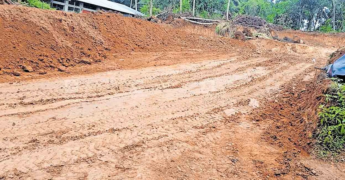 ചീറിപ്പാഞ്ഞ് ടിപ്പറുകൾ; ചെളിക്കുളമായി റോ‍ഡുകൾ