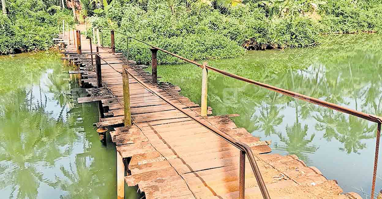 പേര് പൂന്തോട്ടത്തിൽ.. പക്ഷേ, നടപ്പാലം അപകടത്തിൽ