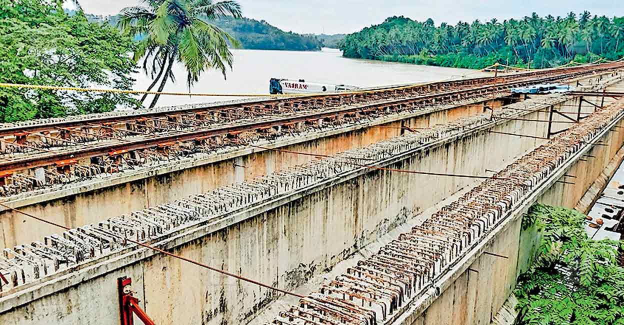 അറപ്പുഴ പാലം നിർമാണം: ഗർഡറുകൾ സ്ഥാപിച്ചു | Arapusha Bridge ...
