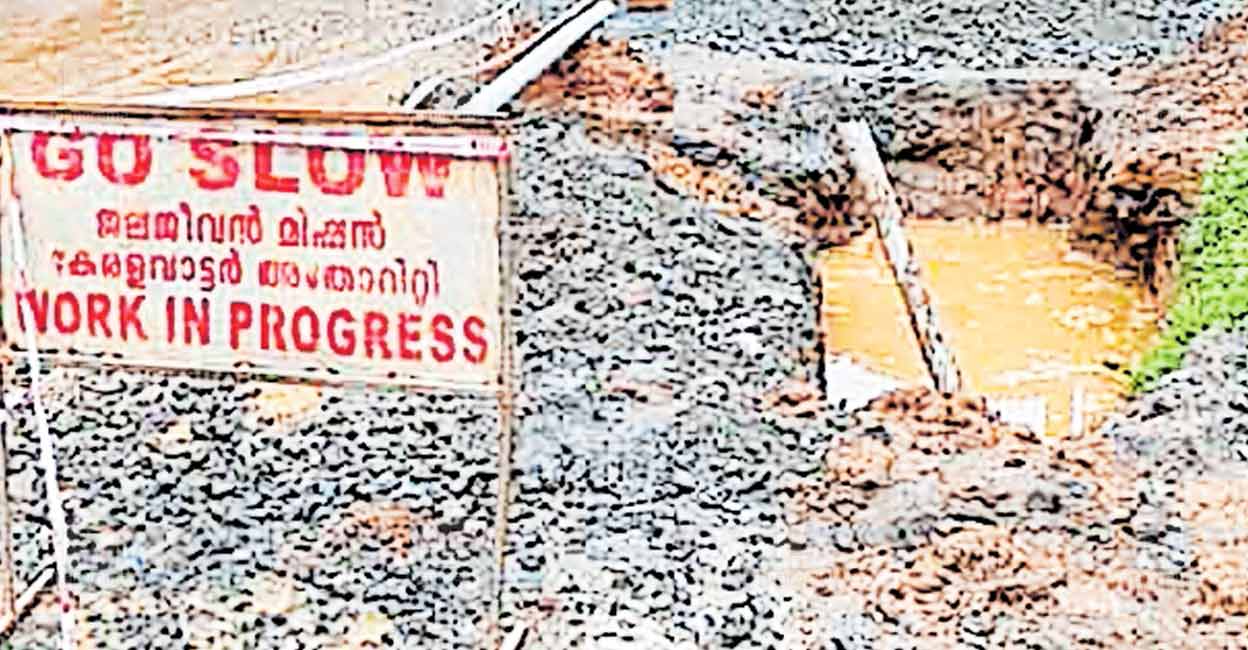 ജലജീവൻ മിഷൻ കുഴിച്ച റോഡ് നന്നാക്കാൻ തുടങ്ങിയപ്പോൾ വീണ്ടും കുഴിച്ചു ...