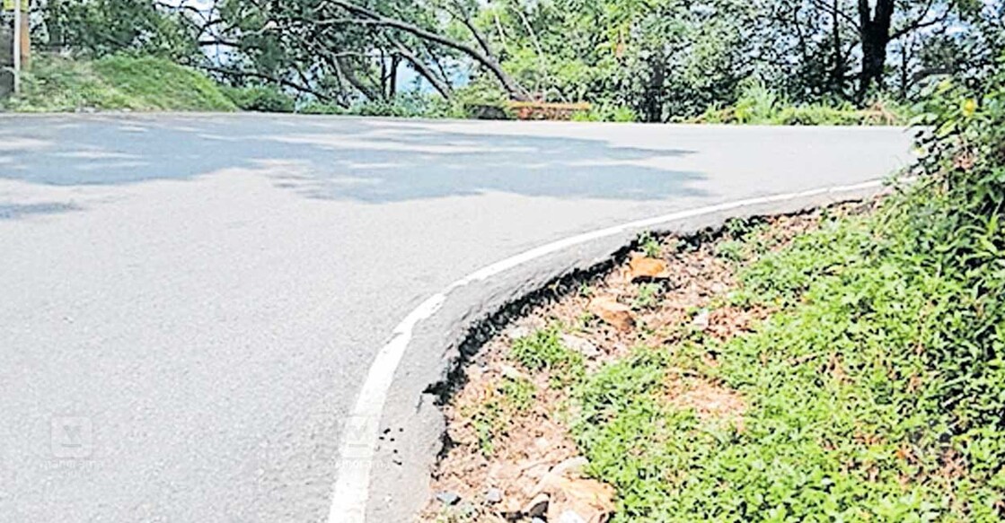 പക്രംതളം ചുരം റോഡ് തകർന്നു; വലിയ കുഴികൾ, വാഹനങ്ങൾക്കു ദുരിതയാത്ര ...