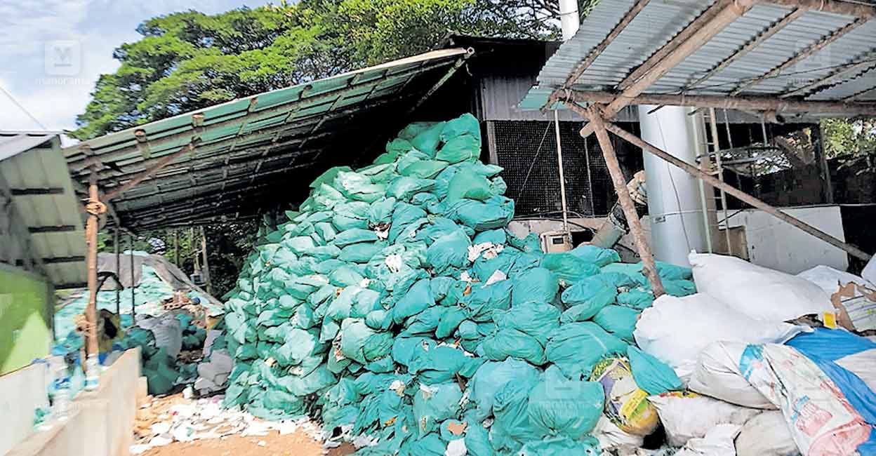 മെഡിക്കൽ കോളജിൽ ഇൻസിനറേറ്റർ കേടായിട്ട് 3 മാസം: ദിവസം എത്തുന്നത് 3 ട ...