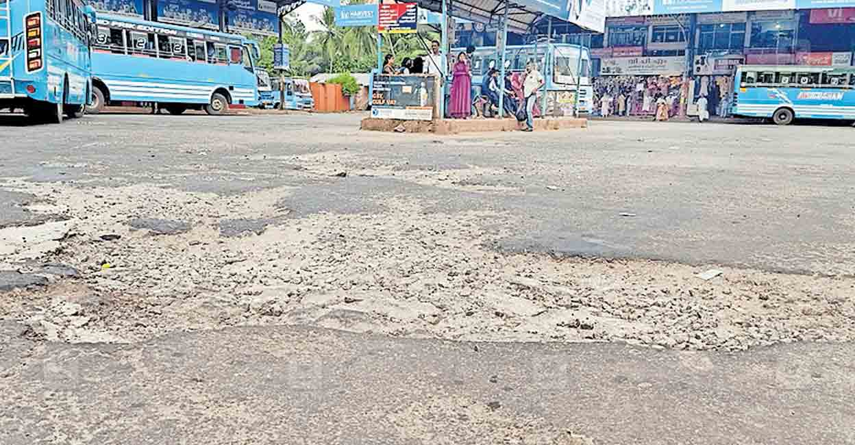 രാമനാട്ടുകര ബസ് സ്റ്റാൻഡ് റൺവേ തകർന്നു; പരാതിയുമായി ബസുടമക ...