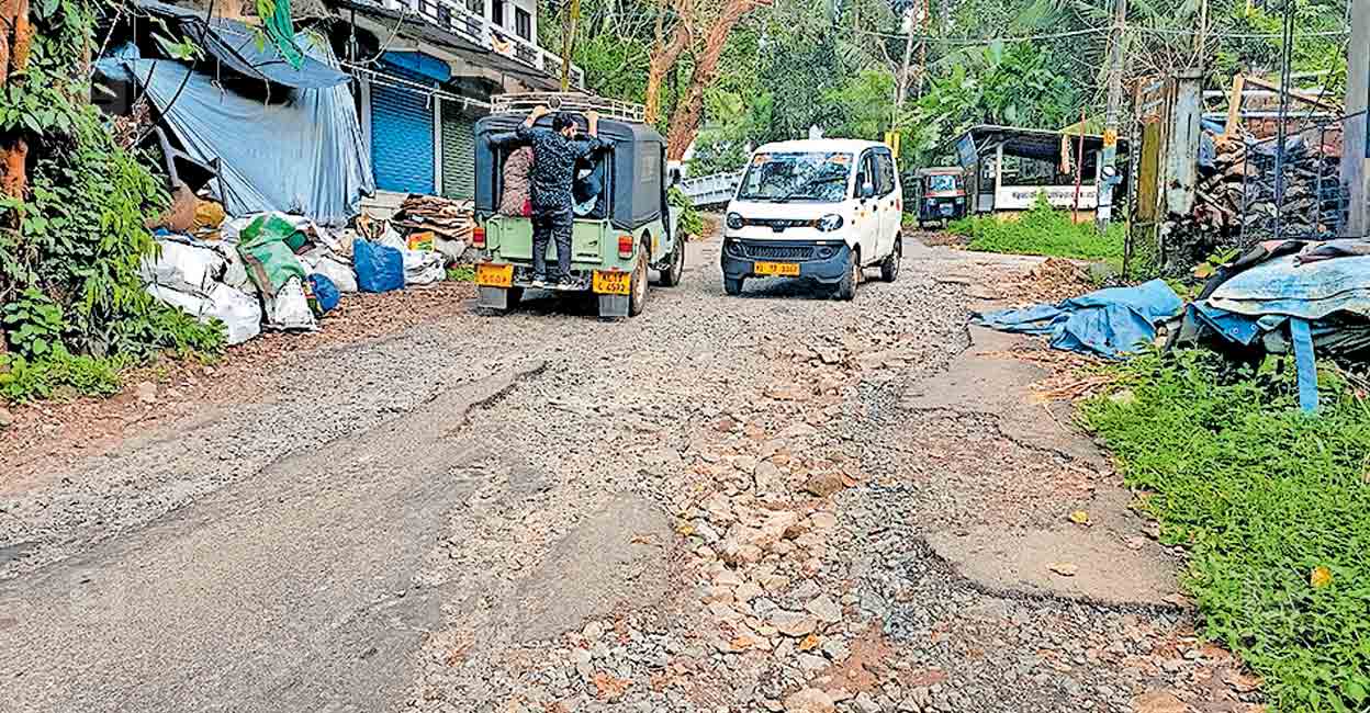 റോഡില്ല, കുഴികളേയുള്ളൂ; തൊട്ടിൽപാലം–കുണ്ടുതോട് റോഡ് തകർന്നു | road ...