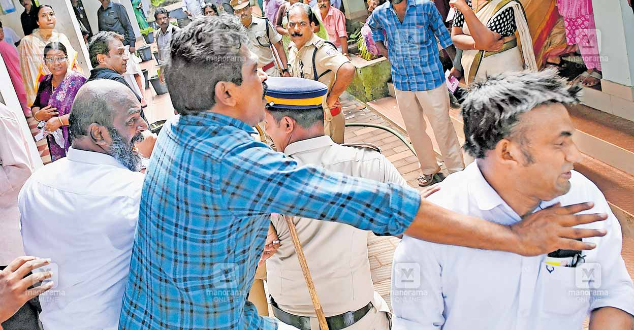 അടി, ഇടി, ഒടുവിൽ കൂട്ടത്തല്ല്: ഒരു പകൽ നീണ്ട സംഘർഷം; കാഴ്ചക്കാരായി ...