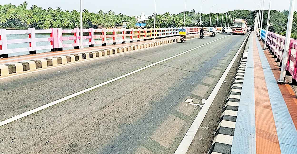 പല നിറങ്ങൾ ചാലിച്ച് പുത്തനുടുപ്പണിഞ്ഞ ഫറോക്ക് പുതിയ പാലം; സമർപ്പണം 26ന് ...