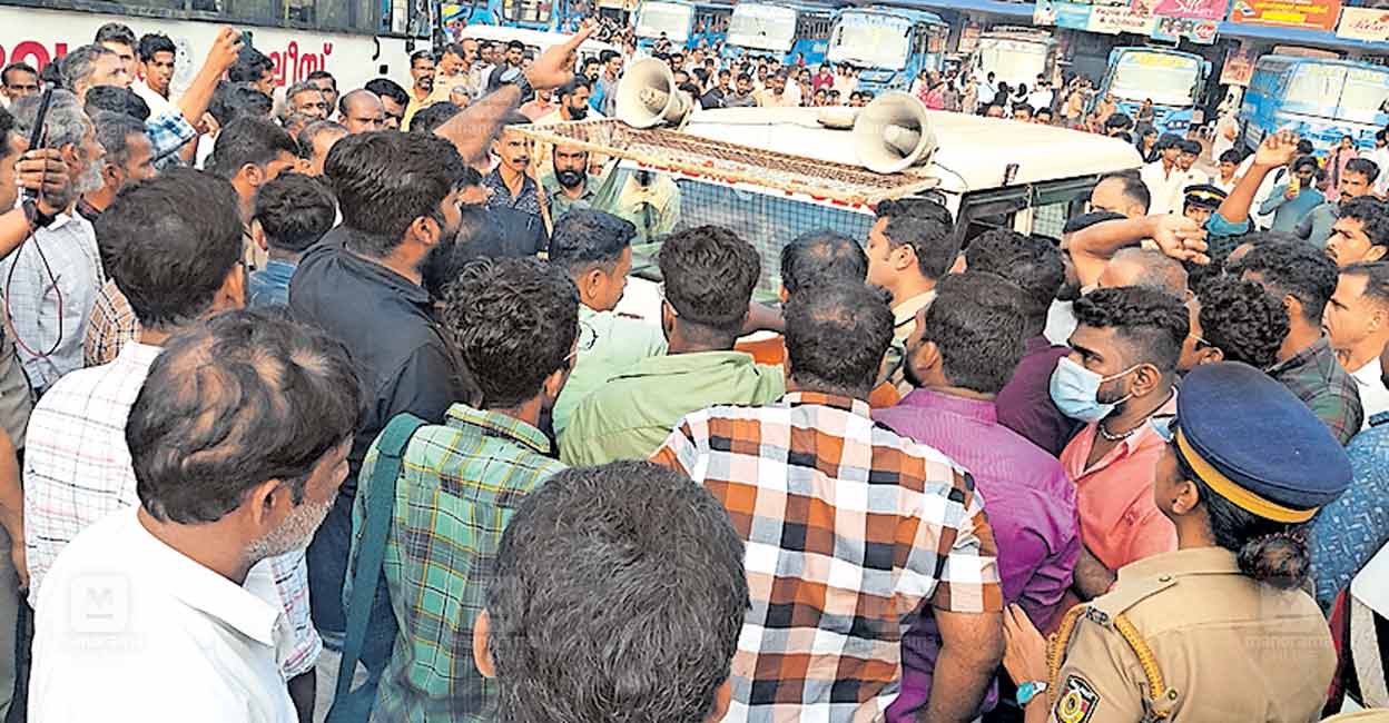 മത്സരയോട്ടം: മരണക്കളമായി പേരാമ്പ്ര ബസ് സ്റ്റാൻഡ് | Perambra bus stand ...