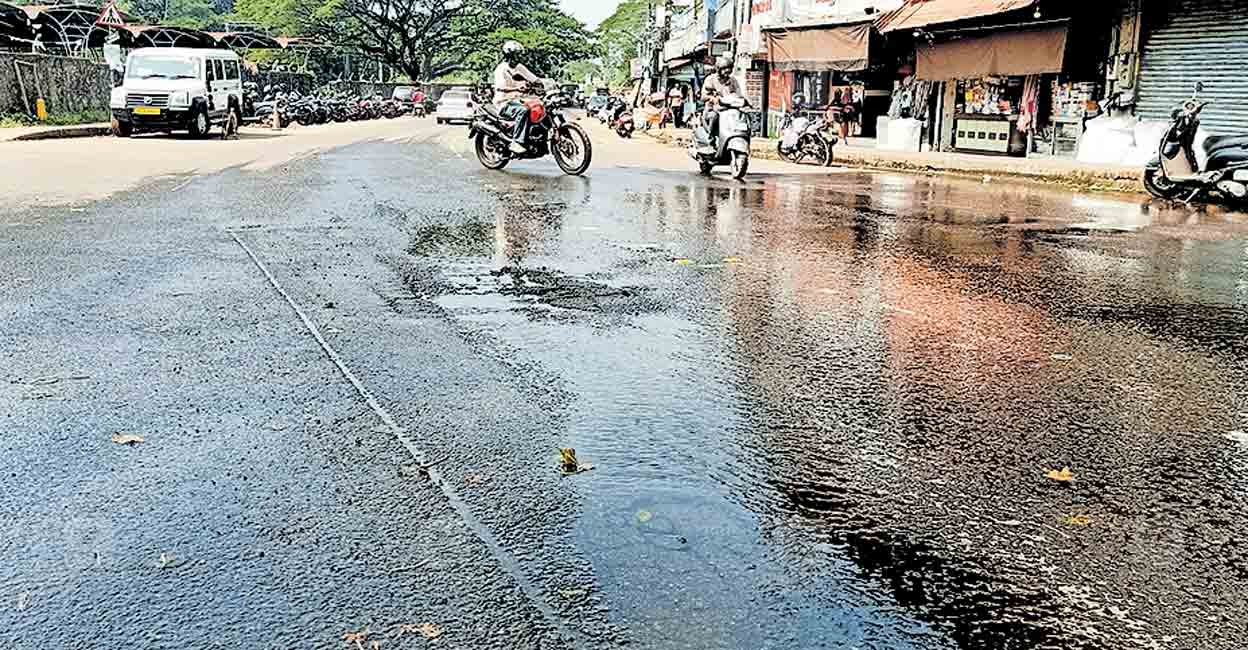 റോഡ് തകരുന്നു: ജപ്പാൻ ജലവിതരണ പൈപ്പ് പൊട്ടി വെള്ളം റോഡിലൂടെ | water ...