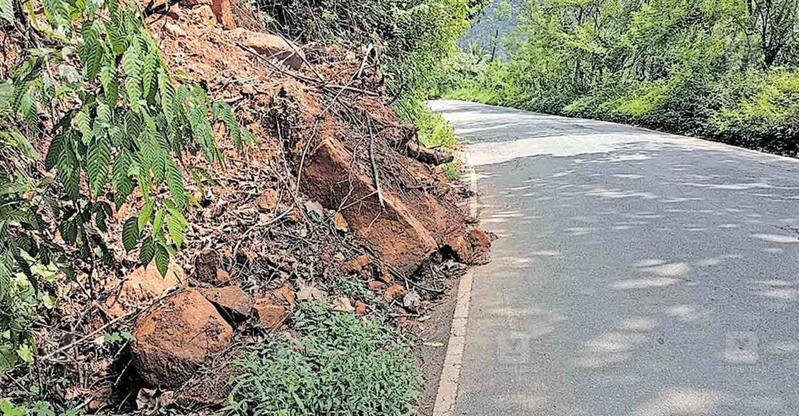 കല്ലും മണ്ണും നീക്കിയില്ല; പക്രംതളം ചുരം റോഡിൽ ഗതാഗത തടസ്സം | Landslide ...