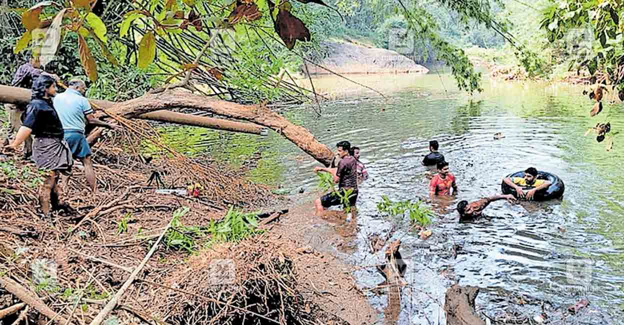 സംരക്ഷണ സമിതിയും നാട്ടുകാരും കൈകോർത്തു; തെളിഞ്ഞൊഴുകാൻ പൂനൂർ പുഴ ...