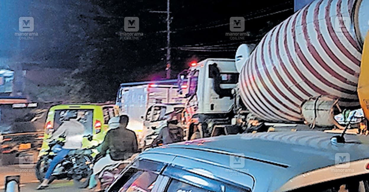 വഴിയിലെ കുരുക്ക് ഒഴിയുന്നില്ല | Balussery | Kerala | Traffic Congestion ...