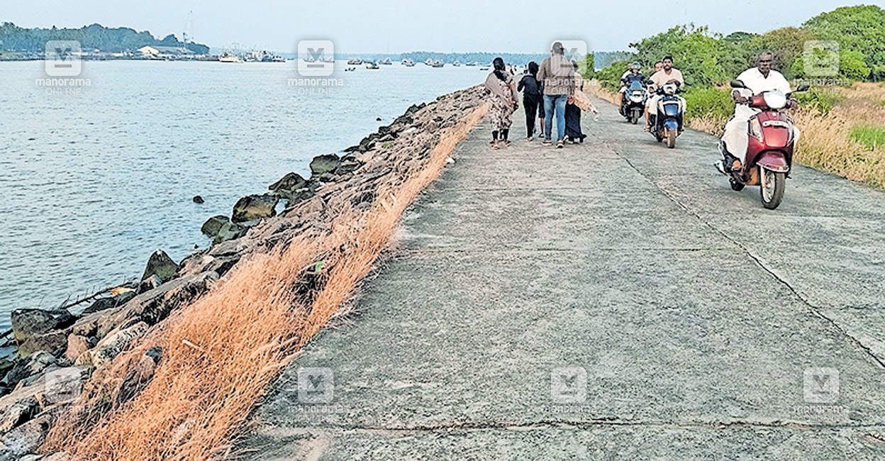 ചാലിയം ബീച്ച്: പുലിമുട്ട് മനോഹരം.. പക്ഷേ റോഡിൽ പാർശ്വഭിത്തി ഇല്ലാത്തത് ...