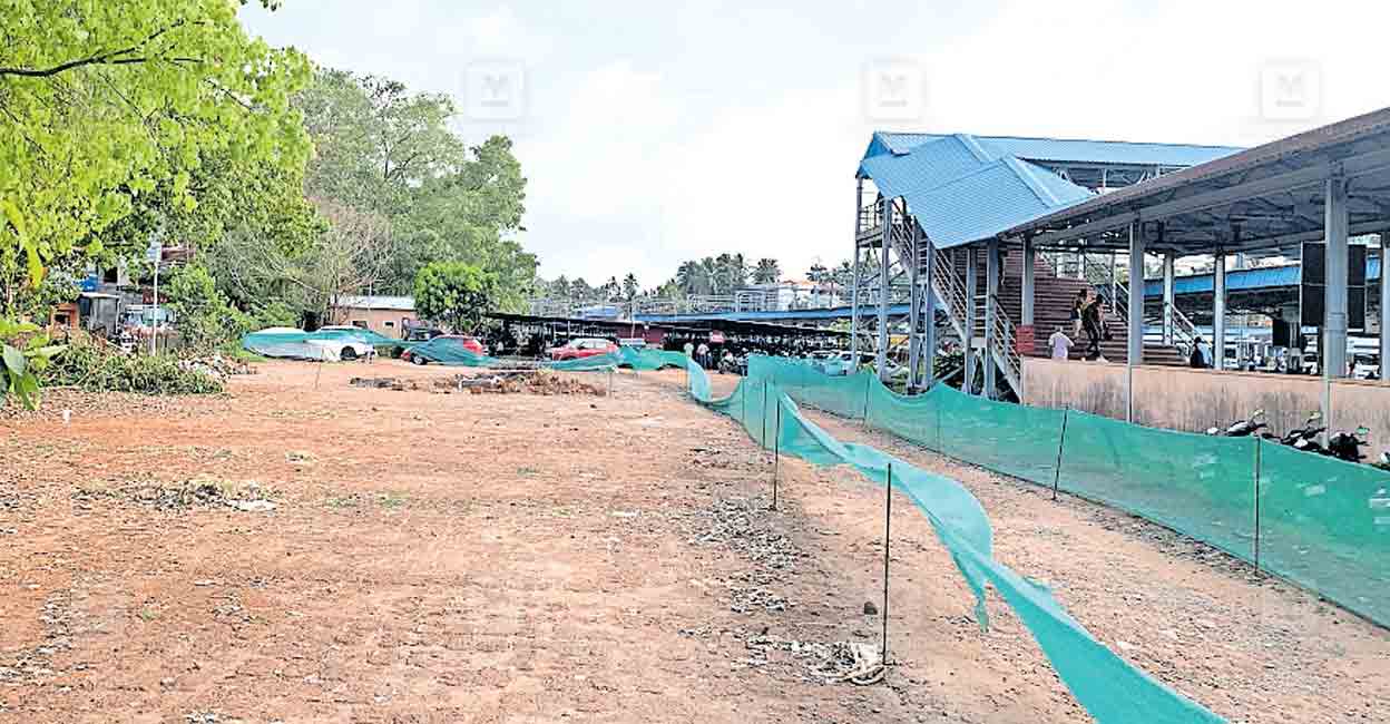 റെയിൽവേ സ്റ്റേഷൻ റോഡിൽ ഗതാഗത പരിഷ്കാരം; സ്റ്റേഷനിലേക്കു വരാനും പോകാനും ...