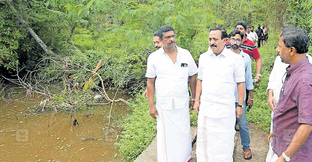 സരോവരത്തെ കണ്ടൽക്കാട് കയ്യേറ്റത്തിനെതിരെ സമരം; പിന്തുണയുമായി എംപിയെത്തി ...