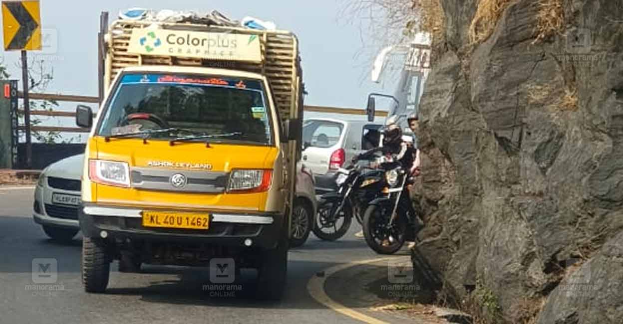 14 കിലോമീറ്റർ പിന്നിടാൻ 2 മണിക്കൂർ; താമരശേരി ചുരത്തിൽ വൻ ഗതാഗതക്കുരുക്ക്